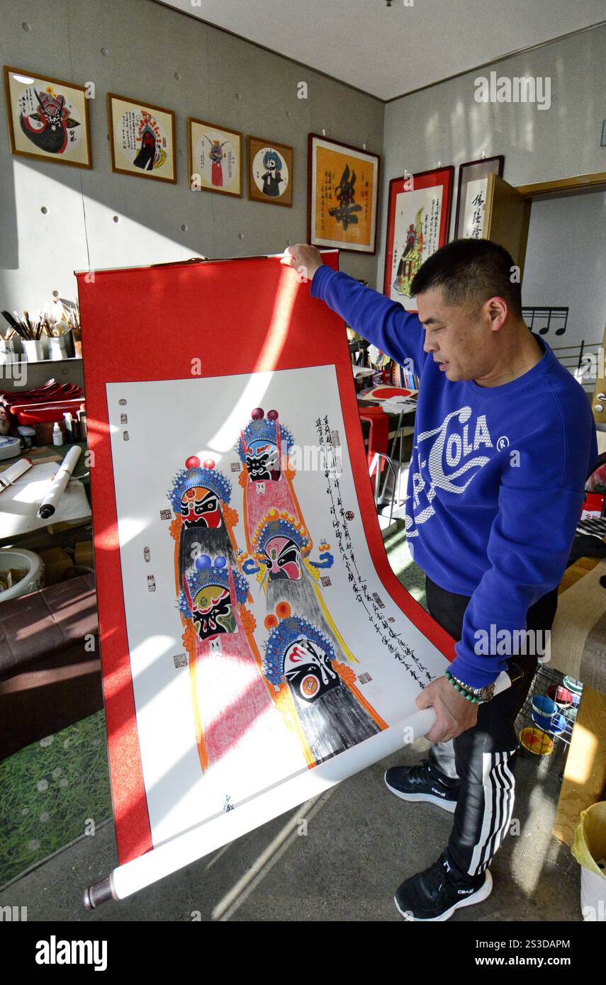 (250109) -- BEIJING, Jan. 9, 2025 (Xinhua) -- Yang Qiang displays his ...