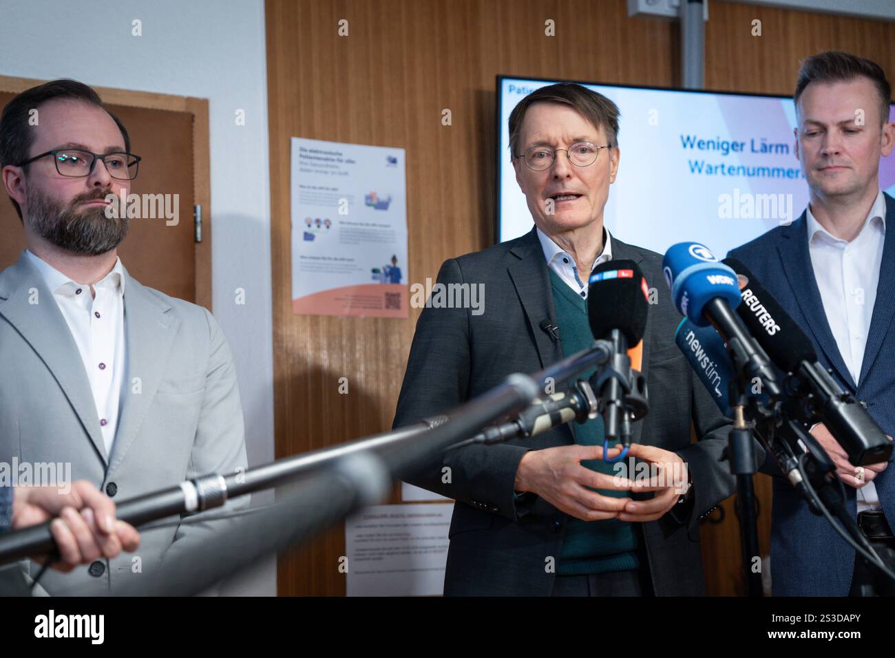Praxisbesuch des Bundesgesundheitsministers zur Einfuehrung der ePA Dr ...