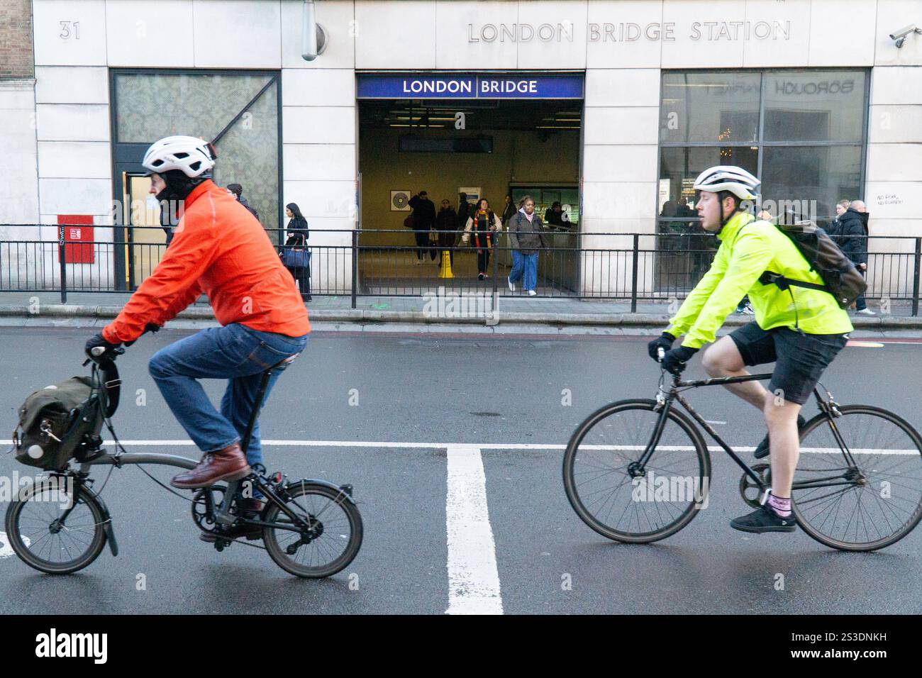 London, UK, 9 January 2024: At London Bridge Station just before 9am ...