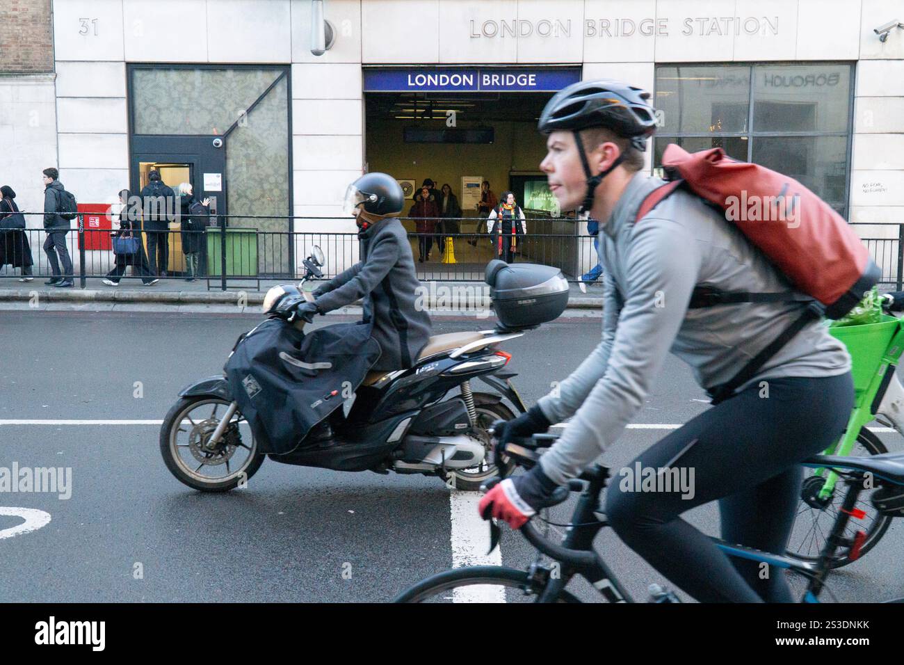 London, UK, 9 January 2024: At London Bridge Station just before 9am ...