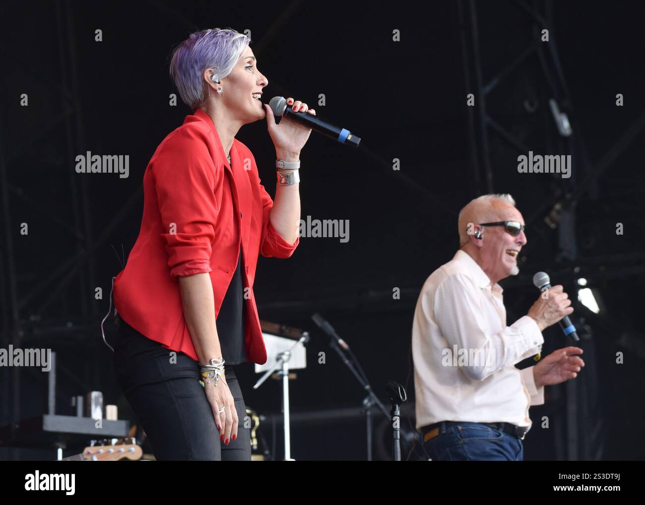 The South (Alison Wheeler and Gaz Birtles) performing at Rewind South ...