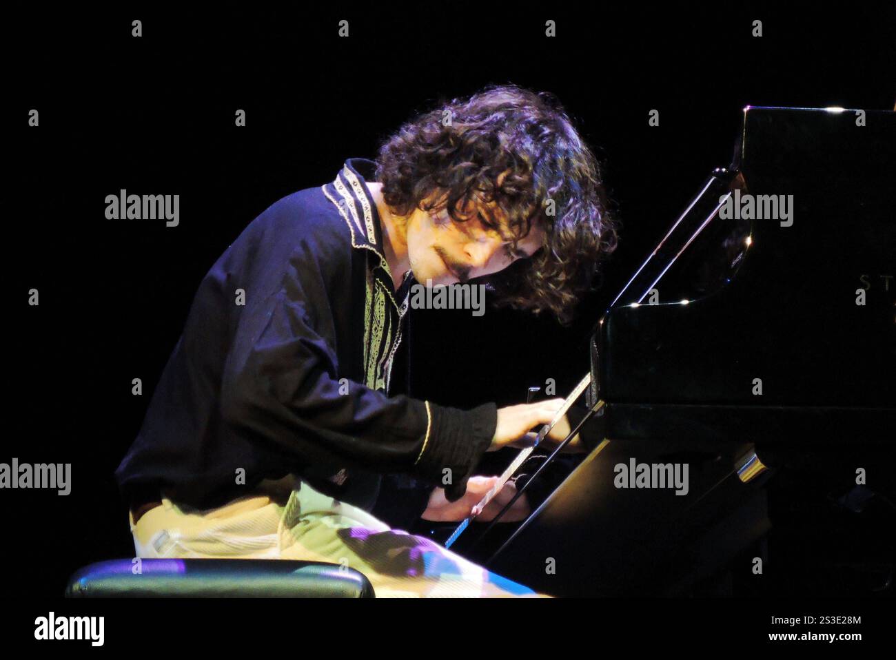 Der spanische Jazz-Vibraphonist Andres Coll am Flügel beim ...
