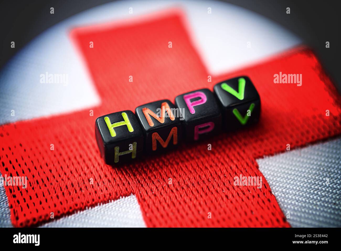 Buchstabenwürfel bilden den Schriftzug HMPV auf einem roten Kreuz, HMPV ...