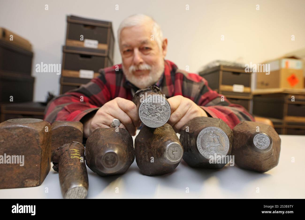 Stolberg, Germany. 09th Jan, 2025. An employee of the museum presents ...