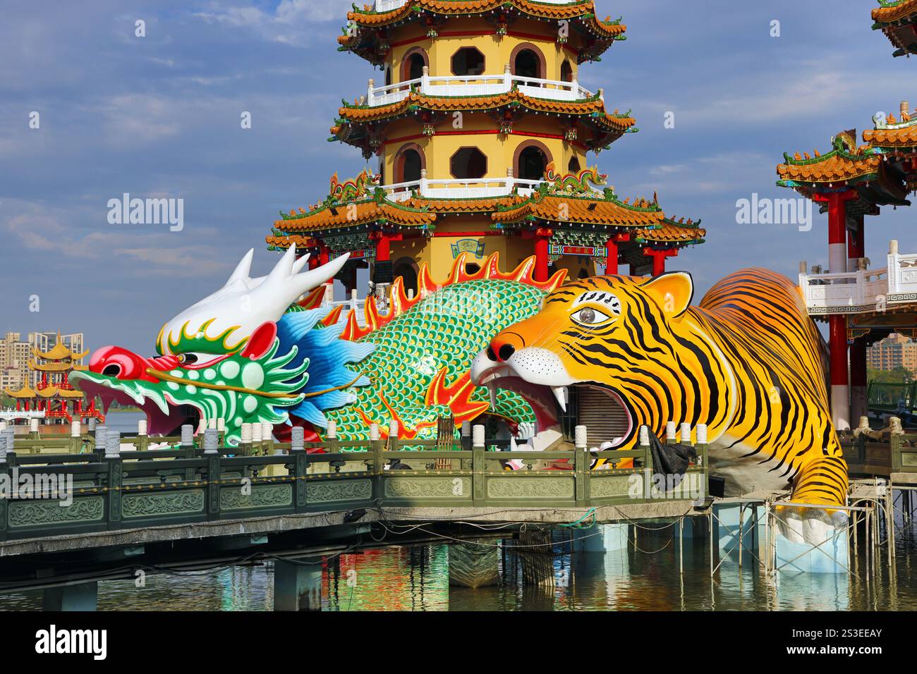 Dragon and Tiger Pagodas Temple at Lotus Pond in Kaohsiung, Taiwan ...