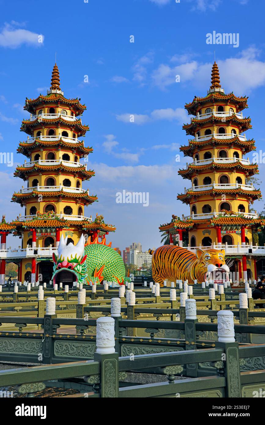 Dragon and Tiger Pagodas Temple at Lotus Pond in Kaohsiung, Taiwan ...