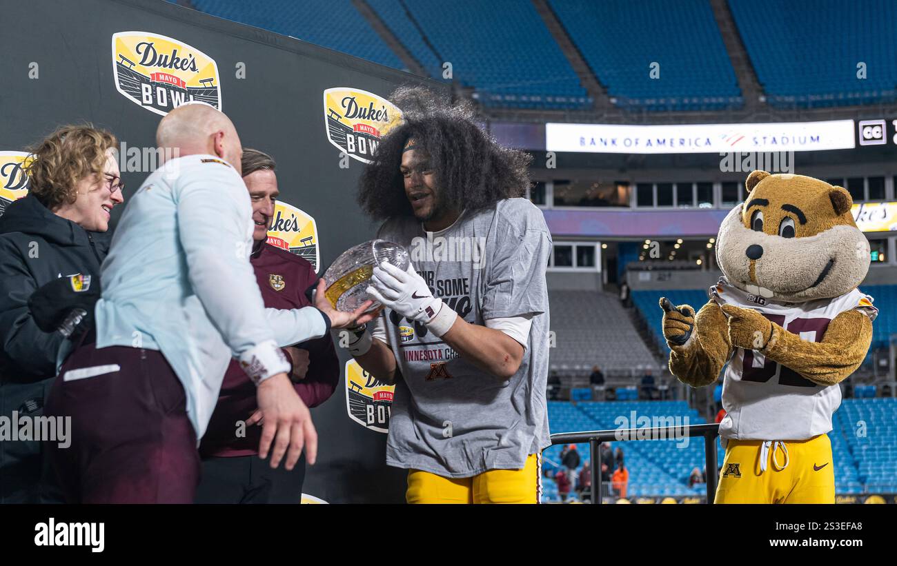 Minnesota wide receiver Elijah Spencer (11) receives trophy from ...