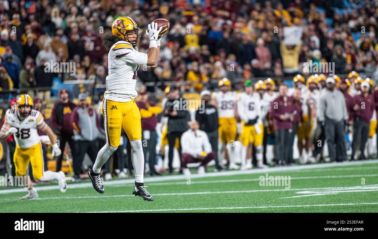 Minnesota wide receiver Elijah Spencer (11) catches and runs for a ...