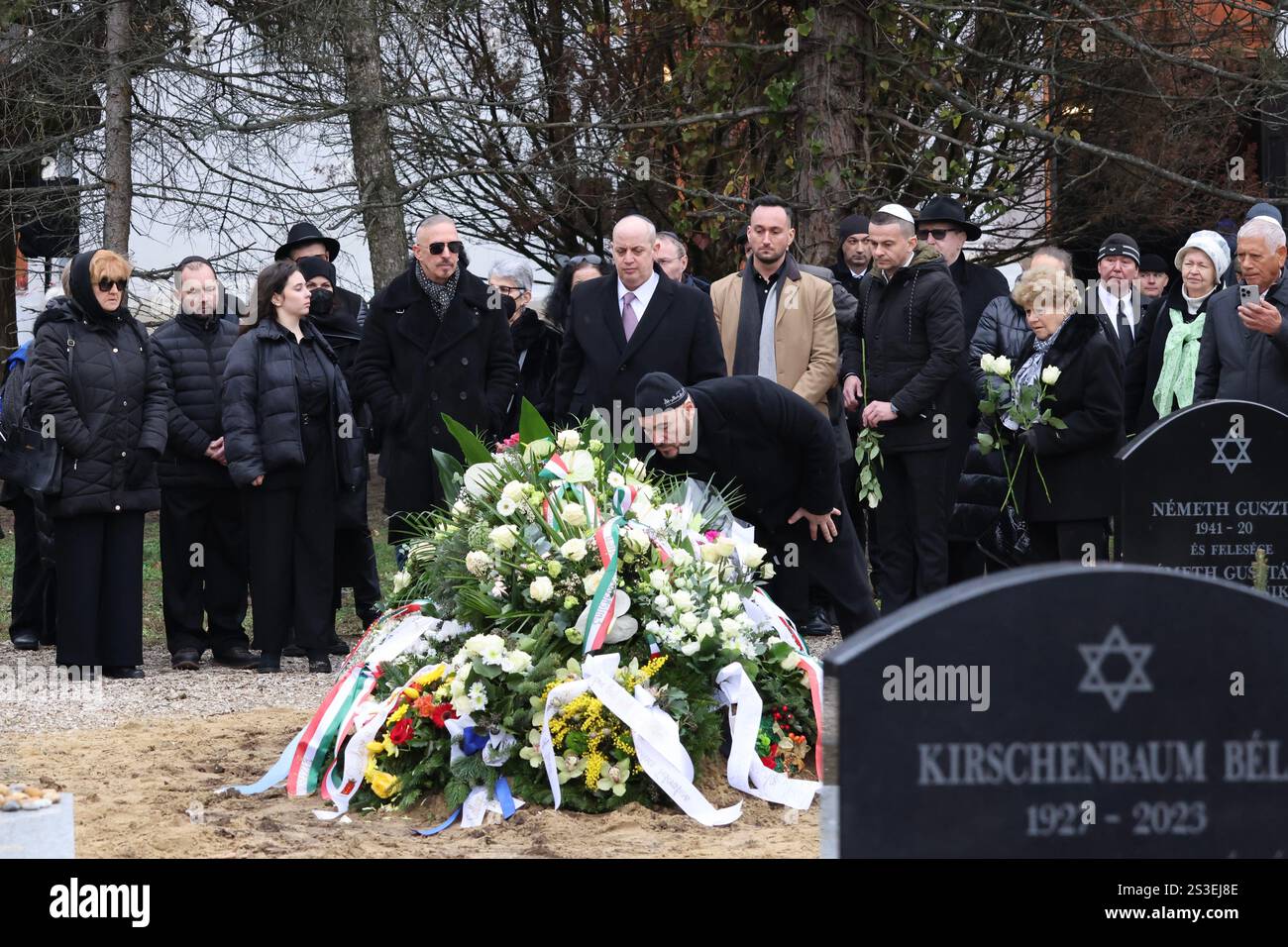 (250109) -- BUDAPEST, Jan. 9, 2025 (Xinhua) -- People attend the ...