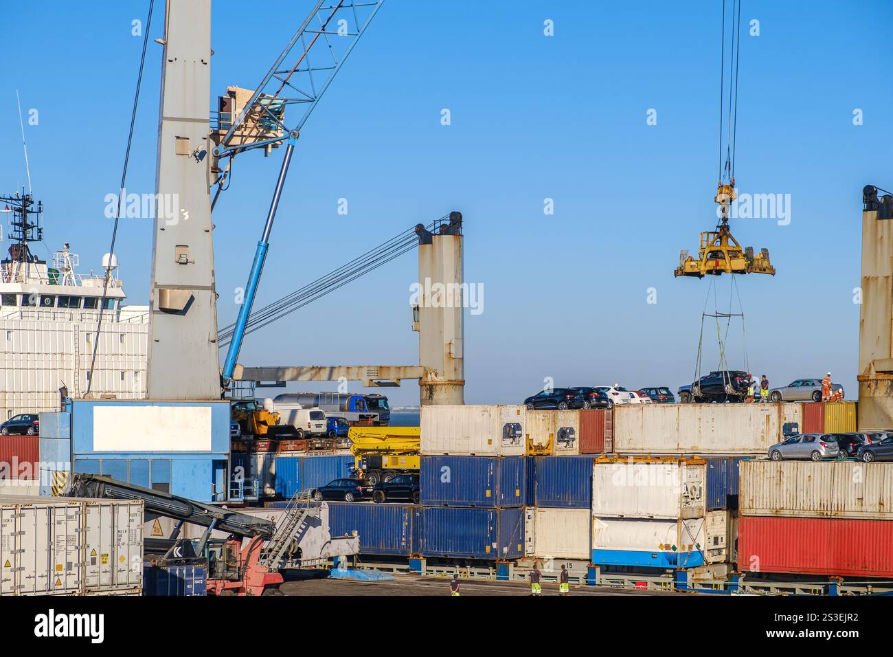 Cars loading onto ship hi-res stock photography and images - Alamy