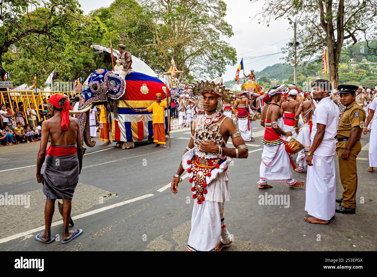 Kandy esala perahera dance hi-res stock photography and images - Alamy