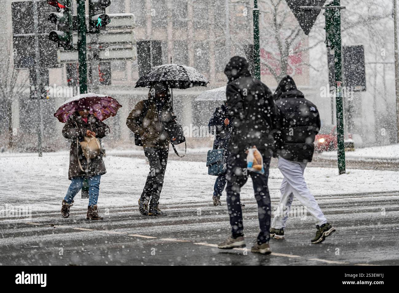 Winterwetter, starker Schneefall, Innenstadtverkehr, Passanten im ...