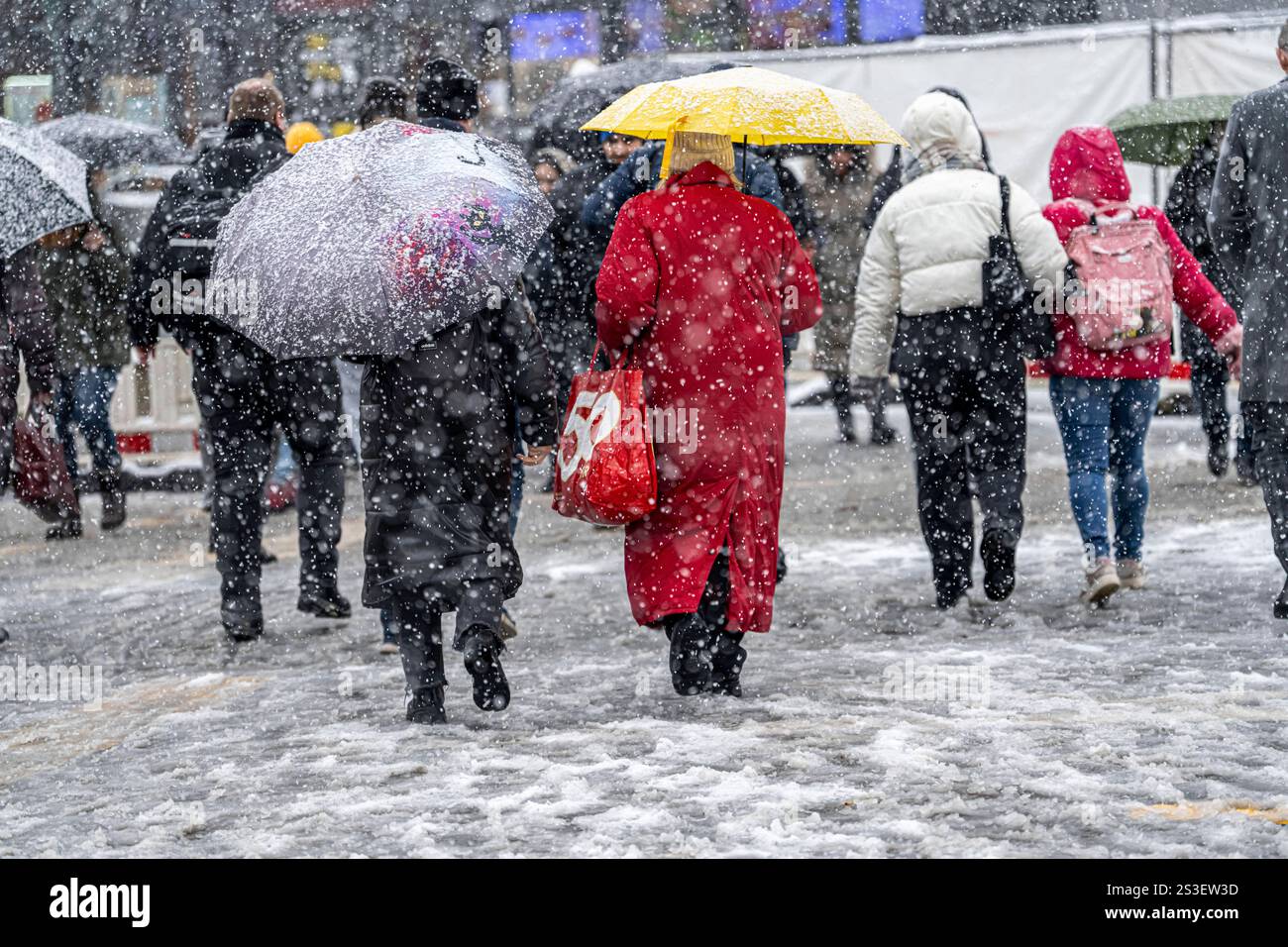 Winterwetter, starker Schneefall, Innenstadtverkehr, Passanten im ...