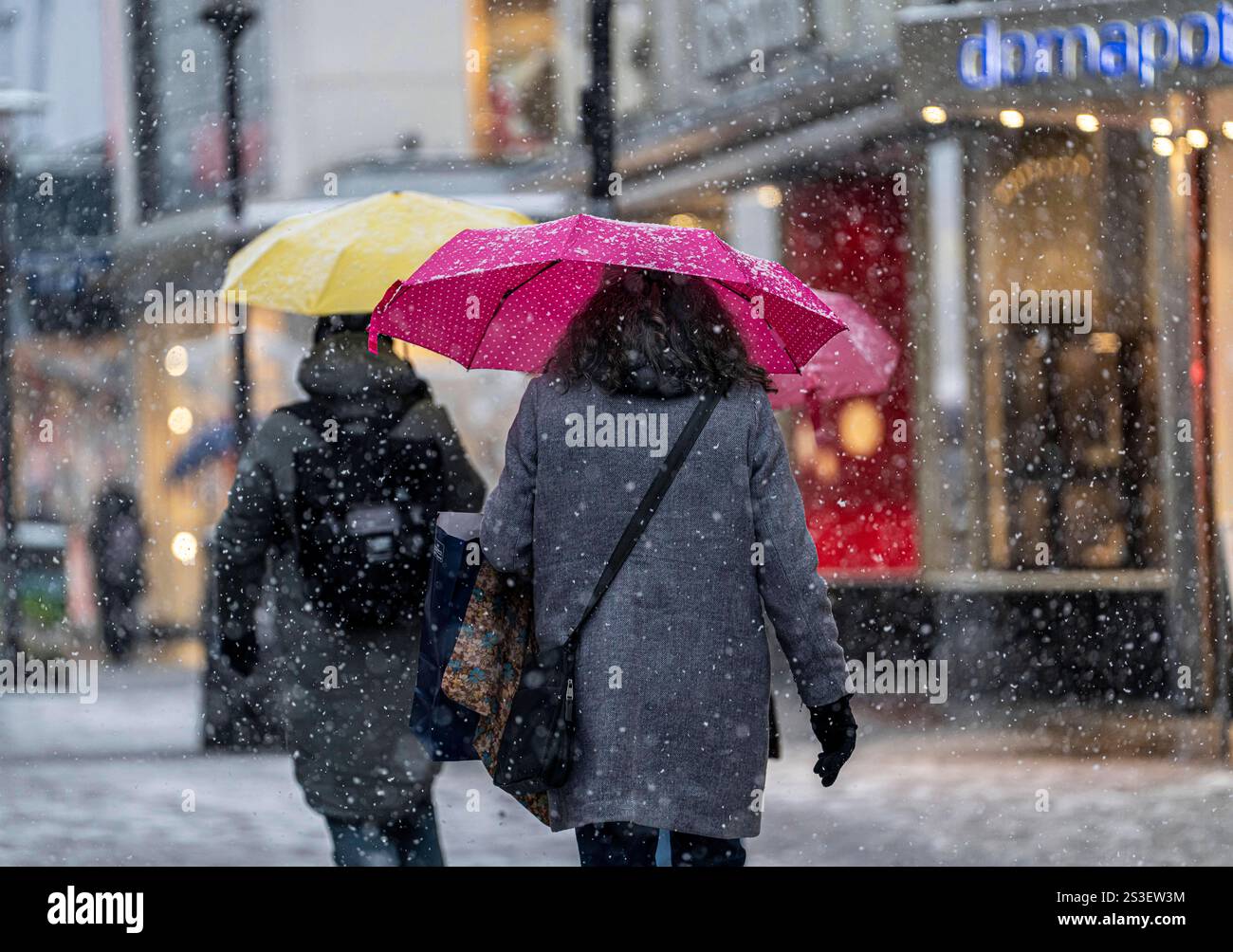 Winterwetter, starker Schneefall, Innenstadtverkehr, Passanten im ...