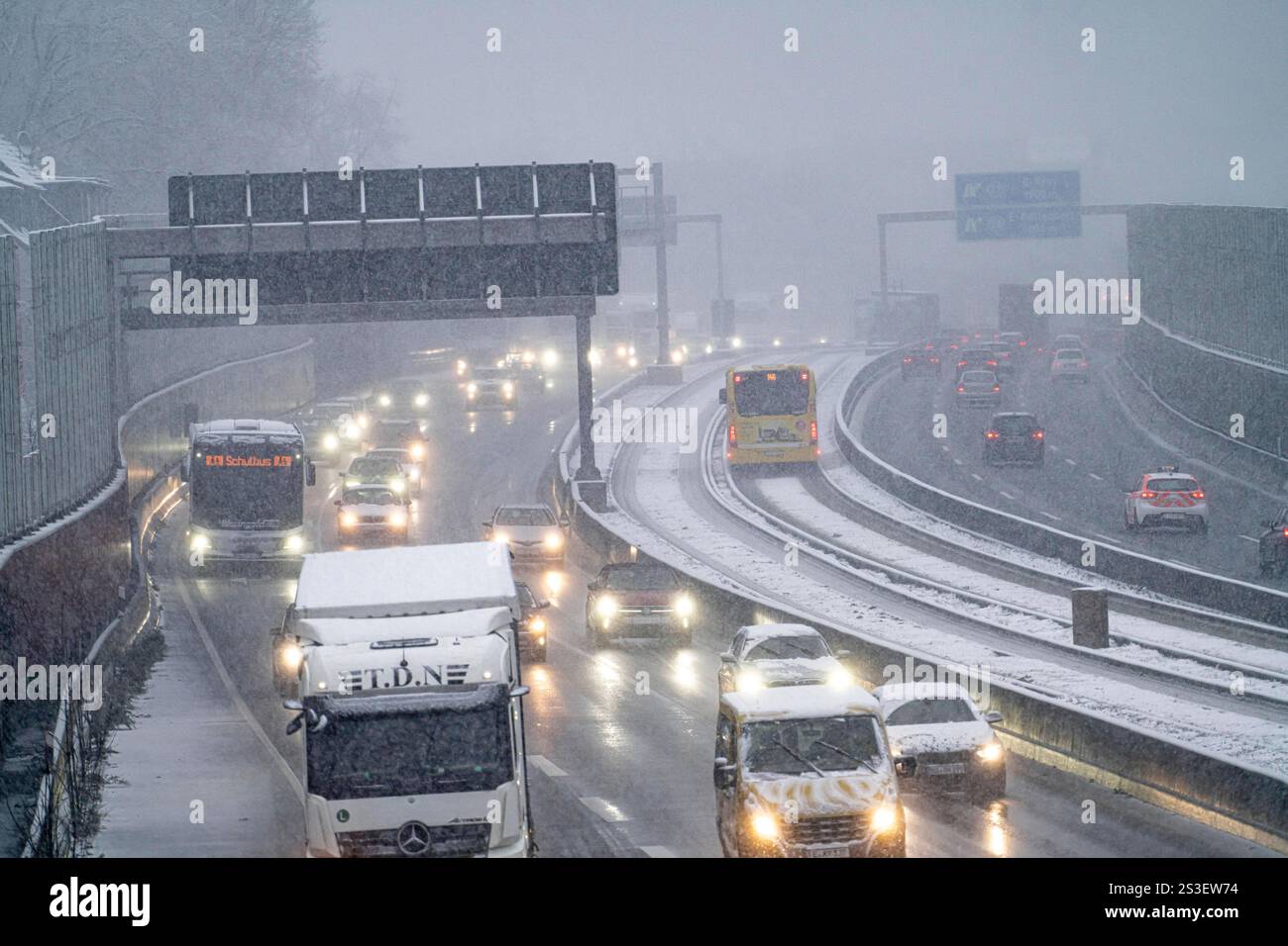 Winterwetter, starker Schneefall, Stau auf der Autobahn A40 in Essen ...