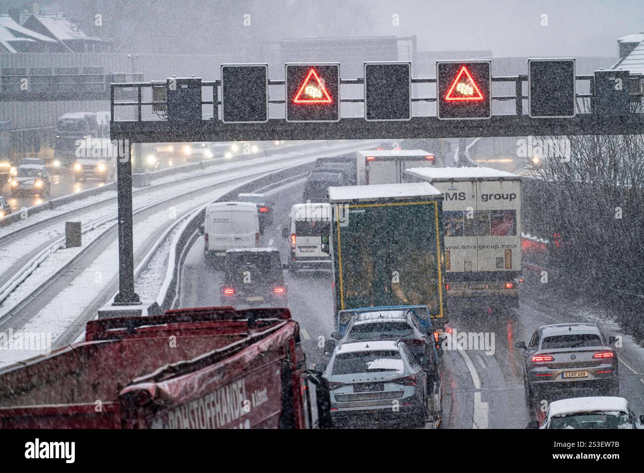 Winterwetter, starker Schneefall, Stau auf der Autobahn A40 in Essen ...