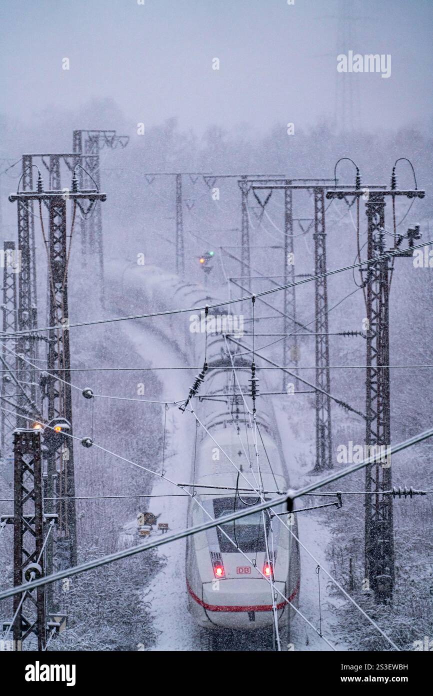 Winterwetter, starker Schneefall, Eisenbahngleise vor dem Hauptbahnhof ...