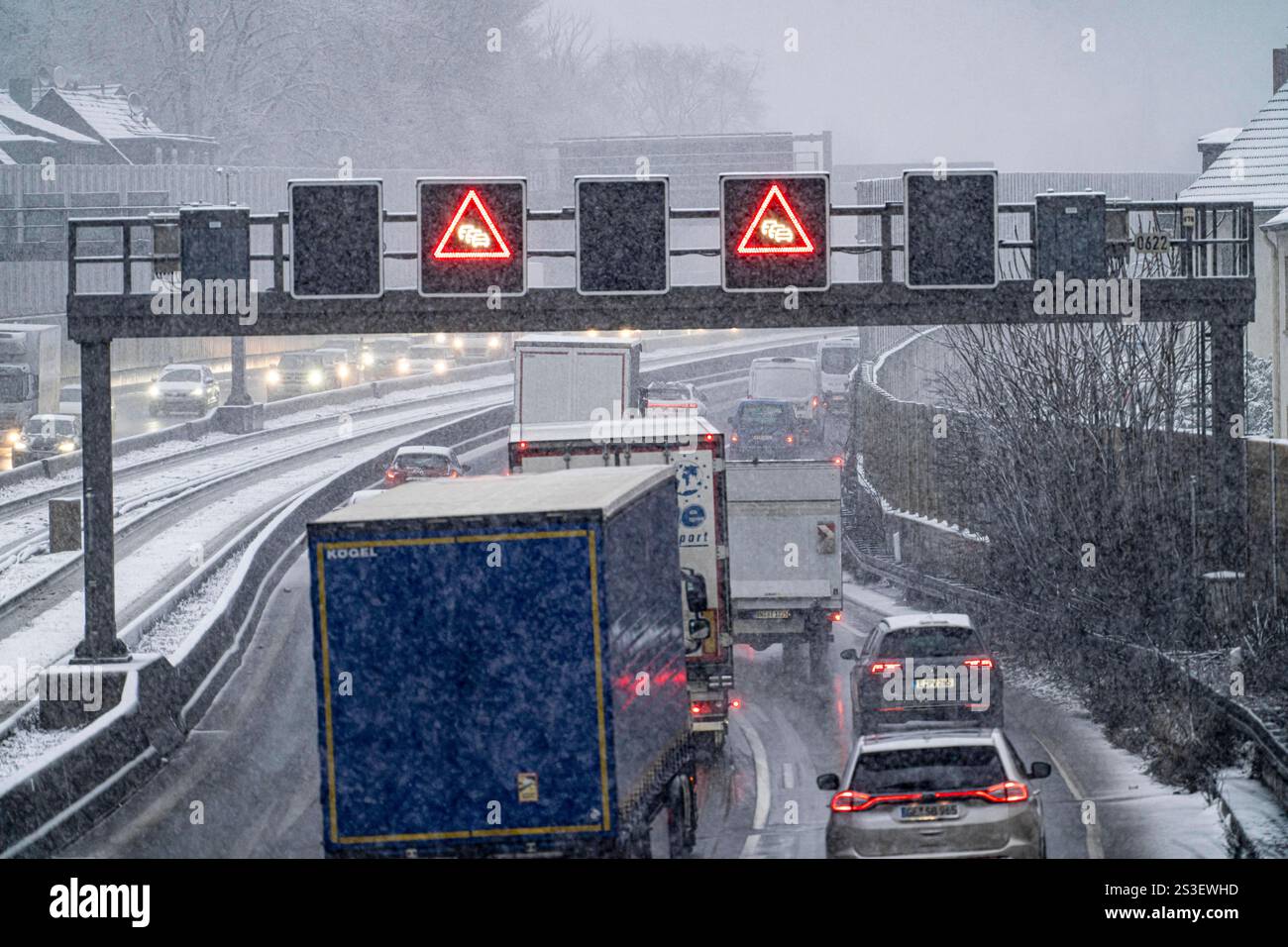 Winterwetter, starker Schneefall, Stau auf der Autobahn A40 in Essen ...