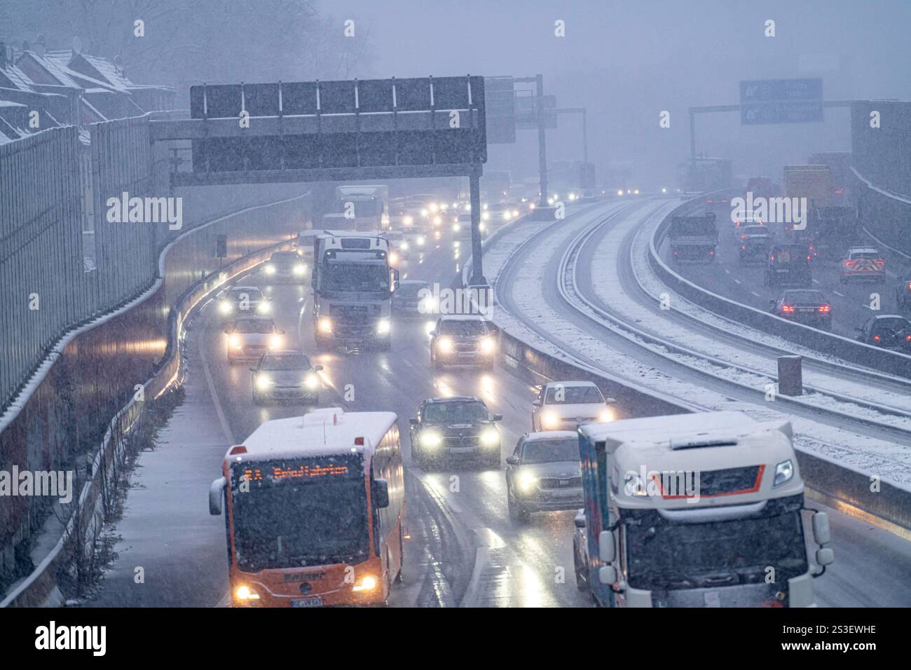 Winterwetter, starker Schneefall, Stau auf der Autobahn A40 in Essen ...