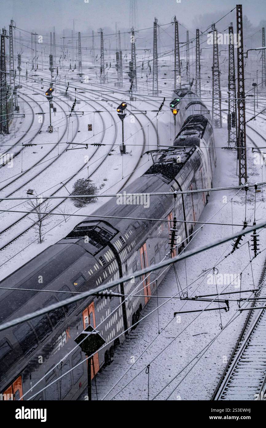 Winterwetter, starker Schneefall, Eisenbahngleise vor dem Hauptbahnhof ...
