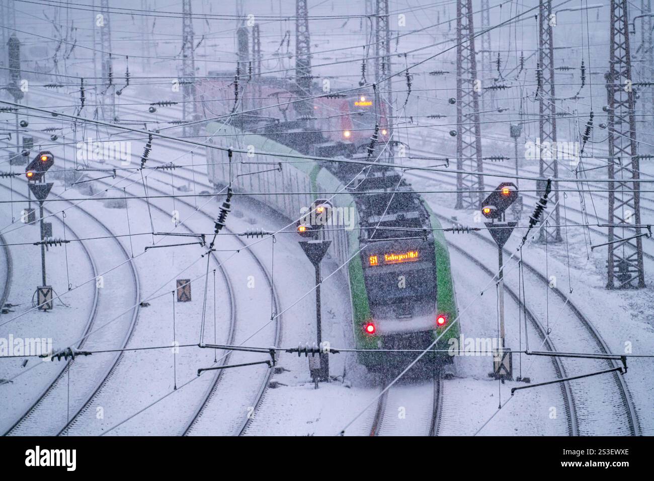 Winterwetter, starker Schneefall, Eisenbahngleise vor dem Hauptbahnhof ...