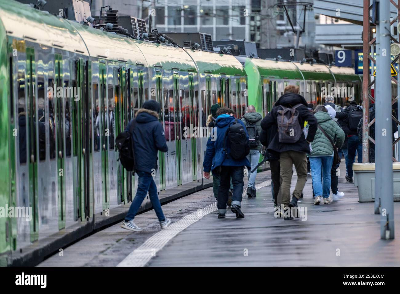 Essen Central Station, passengers on the platforms leaving an S-Bahn ...
