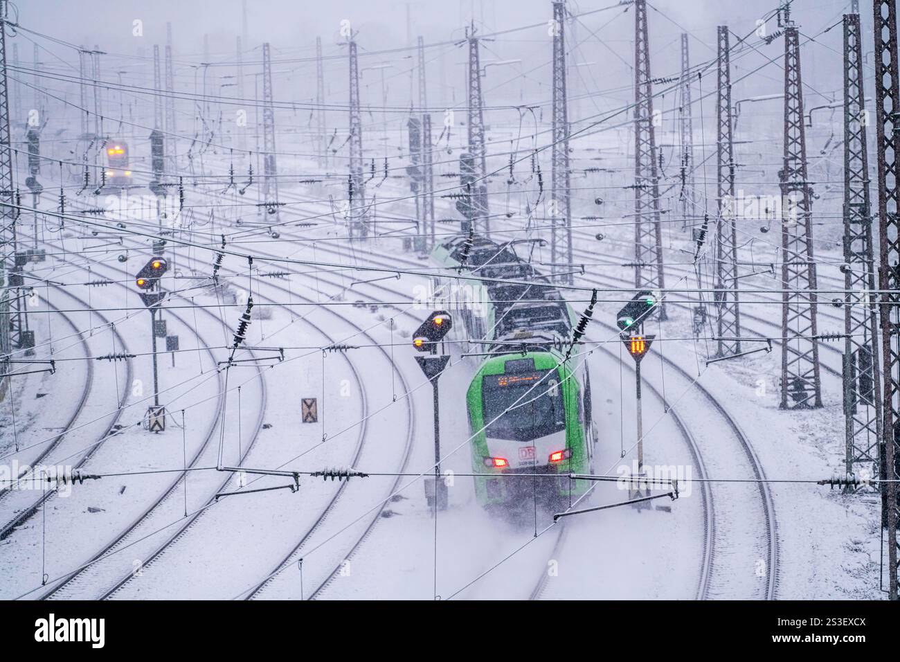 Winter weather, heavy snowfall, railway tracks in front of Essen ...