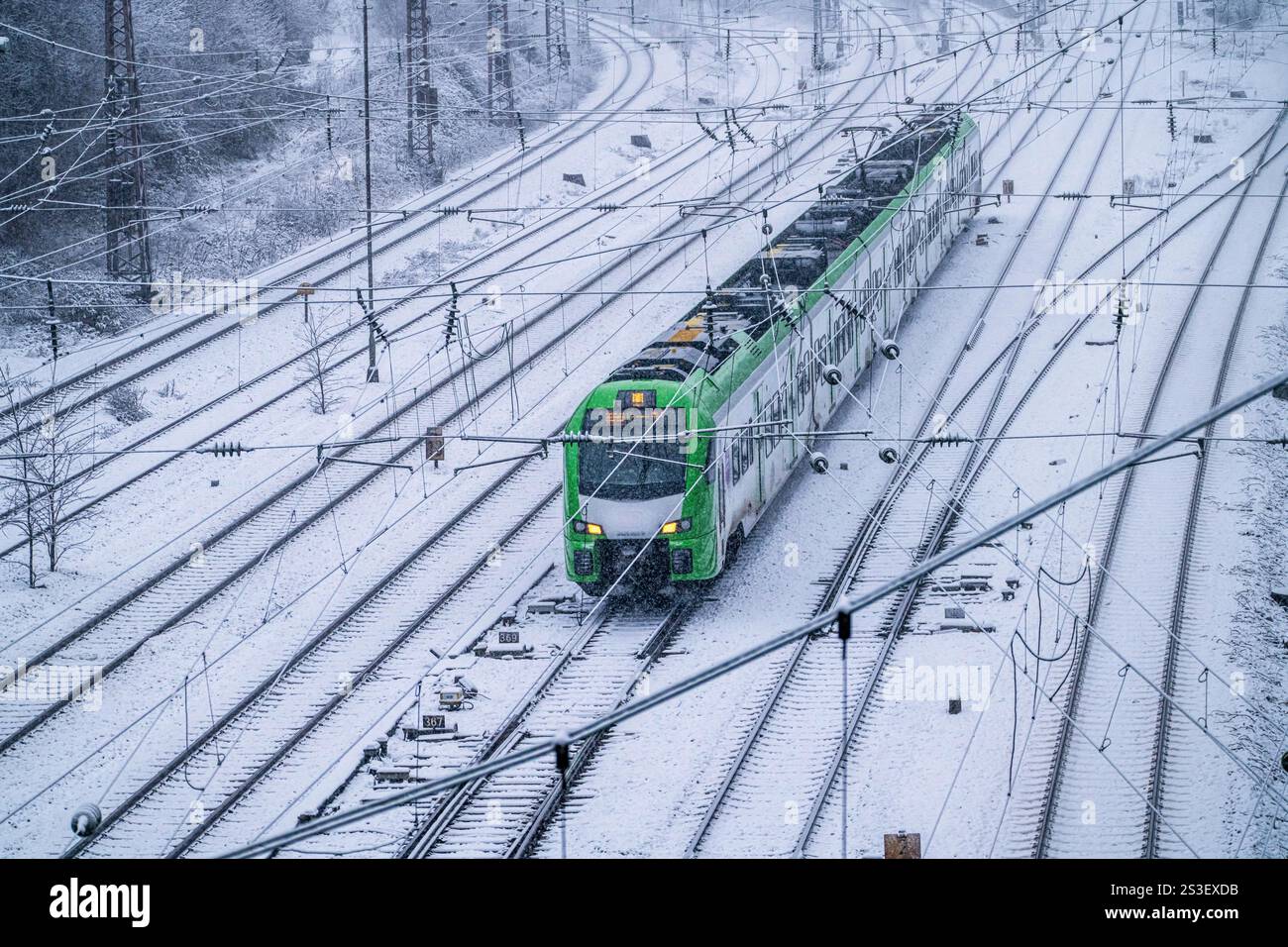 Winter weather, heavy snowfall, railway tracks in front of Essen ...