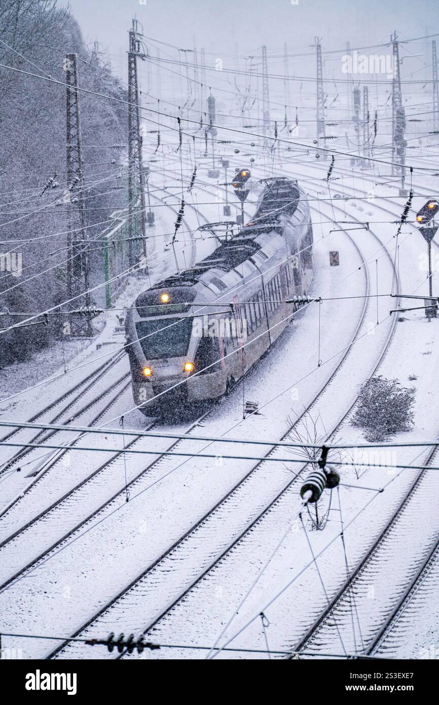 Winter weather, heavy snowfall, railway tracks in front of Essen ...