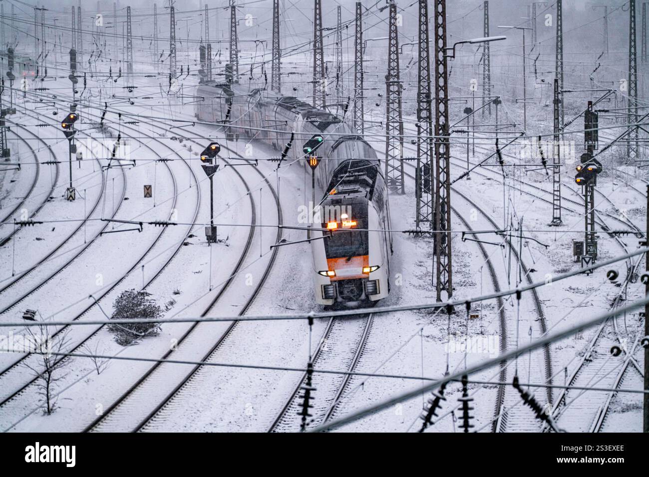 Winter weather, heavy snowfall, railway tracks in front of Essen ...