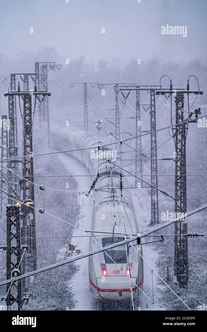 Winter weather, heavy snowfall, railway tracks in front of Essen ...