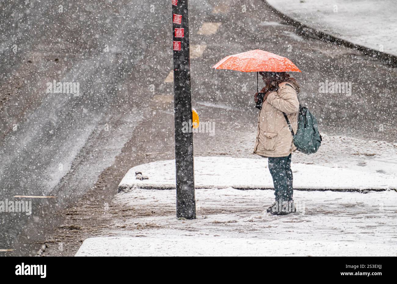 Winter weather, heavy snowfall, city centre traffic, Alfredstraße, B224 ...