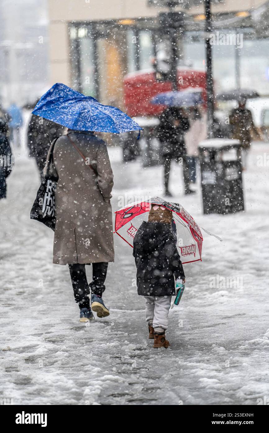 Winter weather, heavy snowfall, city centre traffic, pedestrians in the ...