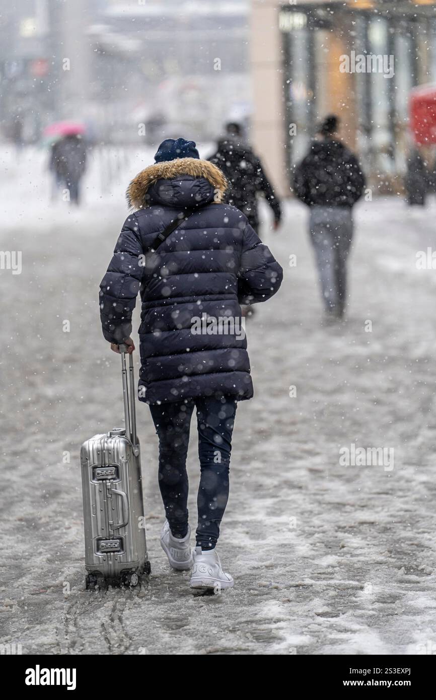 Winter weather, heavy snowfall, city centre traffic, pedestrians in the ...