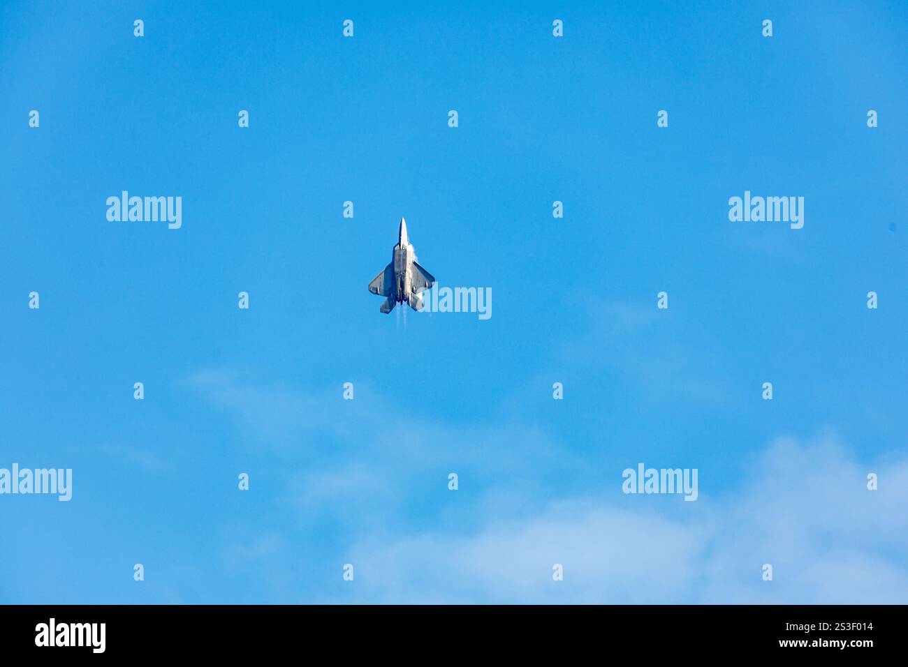 F-22 Jet figther performs high speed acrobatics Stock Photo - Alamy