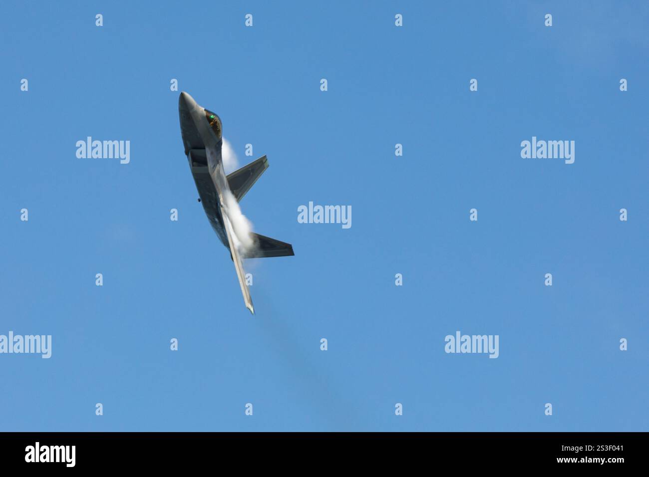 F-22 Jet figther performs high speed acrobatics Stock Photo - Alamy
