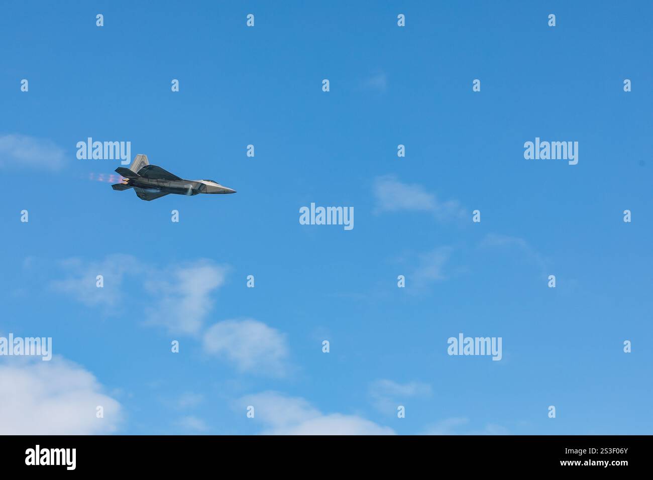 F-22 Jet figther performs high speed acrobatics Stock Photo - Alamy