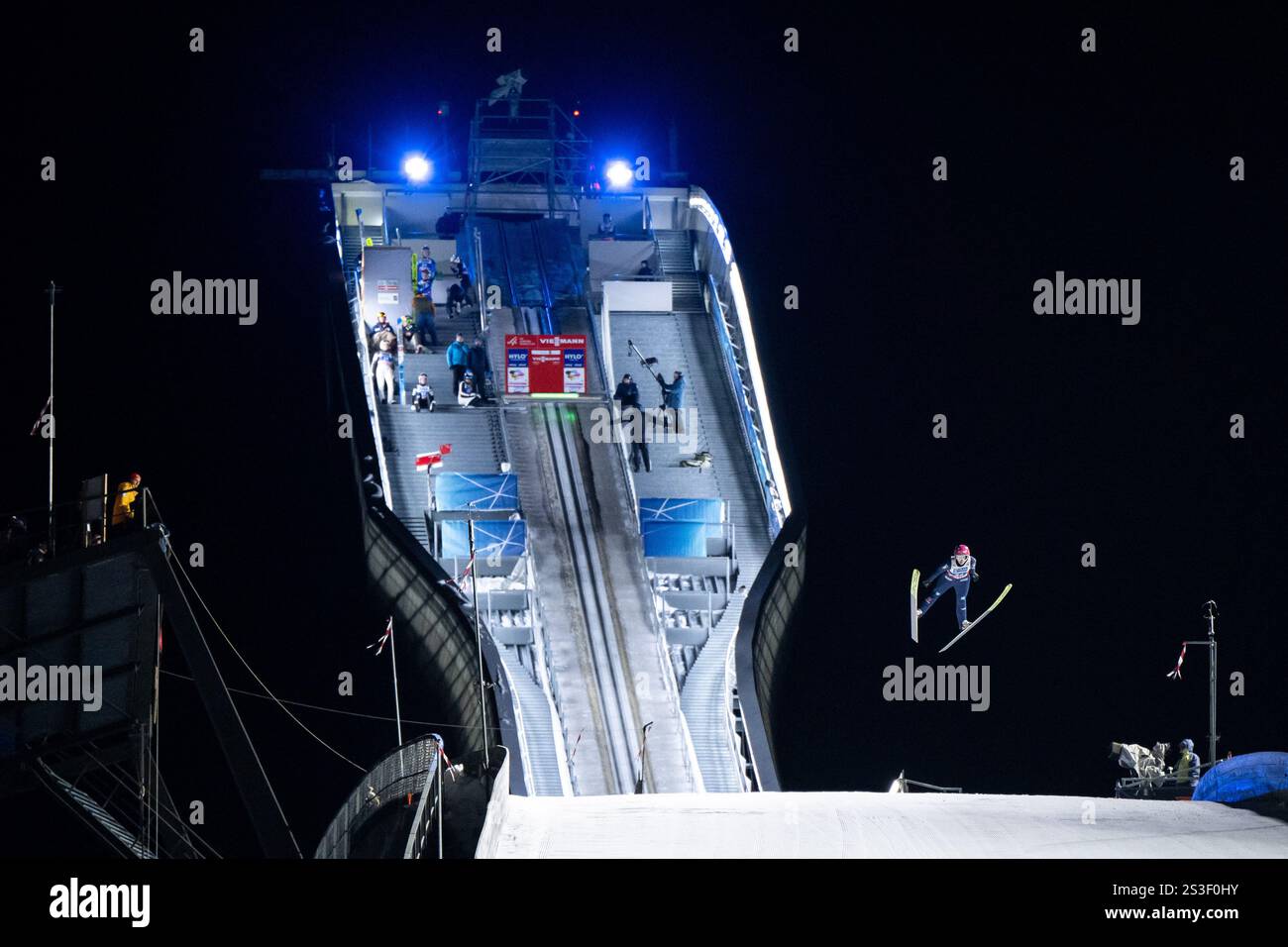 HOLLANDT Anna (Deutschland) beim Absprung, dahinter die Große ...