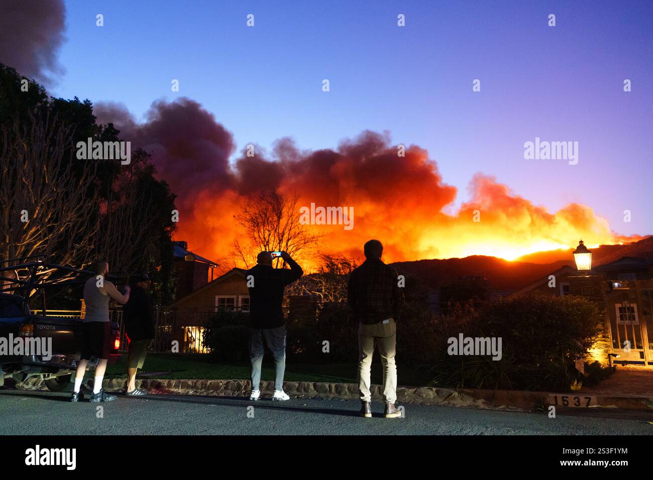 Palisades resident evacuate the area as the Palisades Fire grows to ...