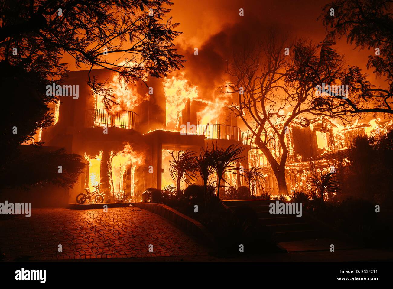 Palisades resident evacuate the area as the Palisades Fire grows to ...