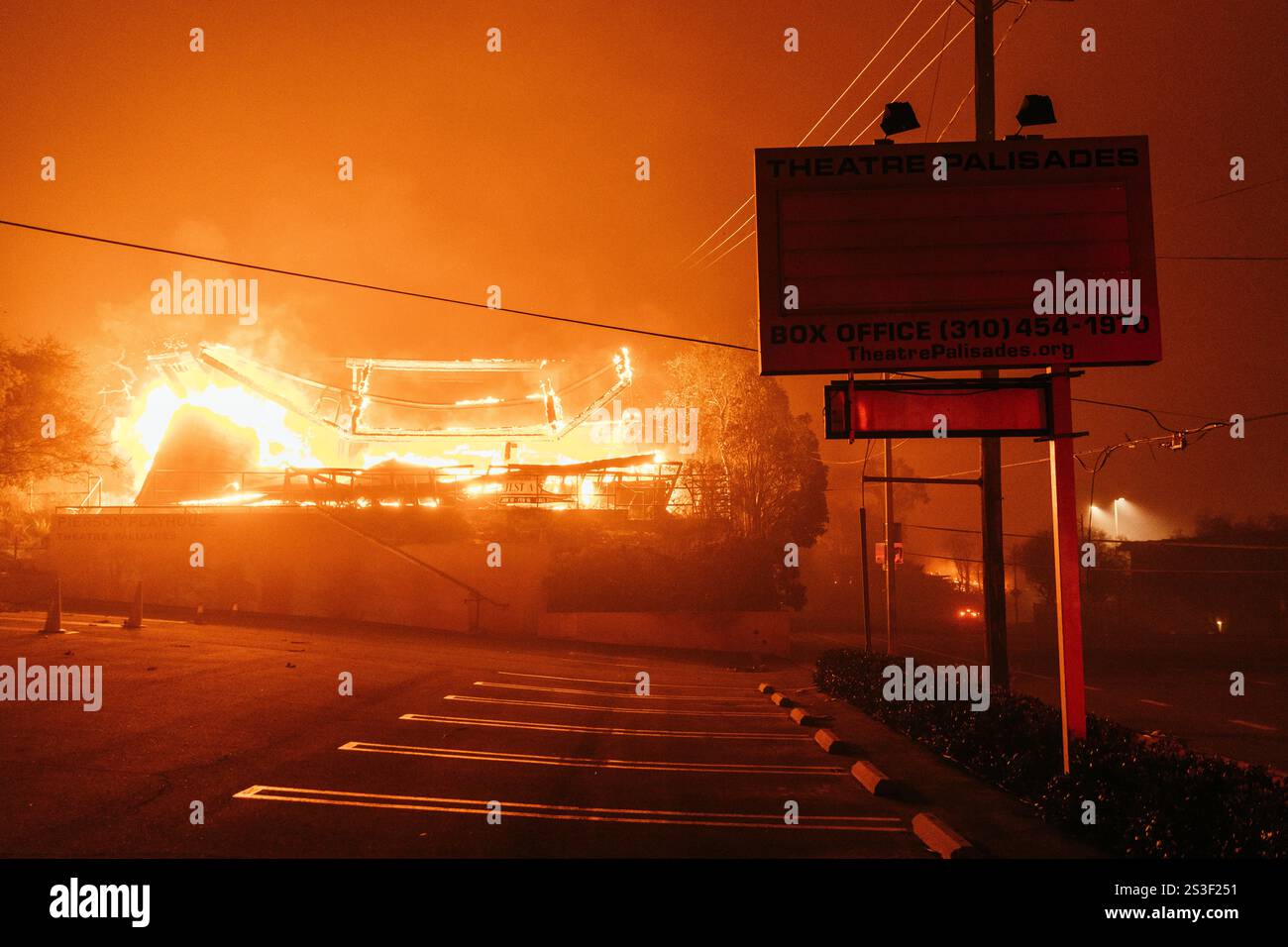 Palisades resident evacuate the area as the Palisades Fire grows to ...