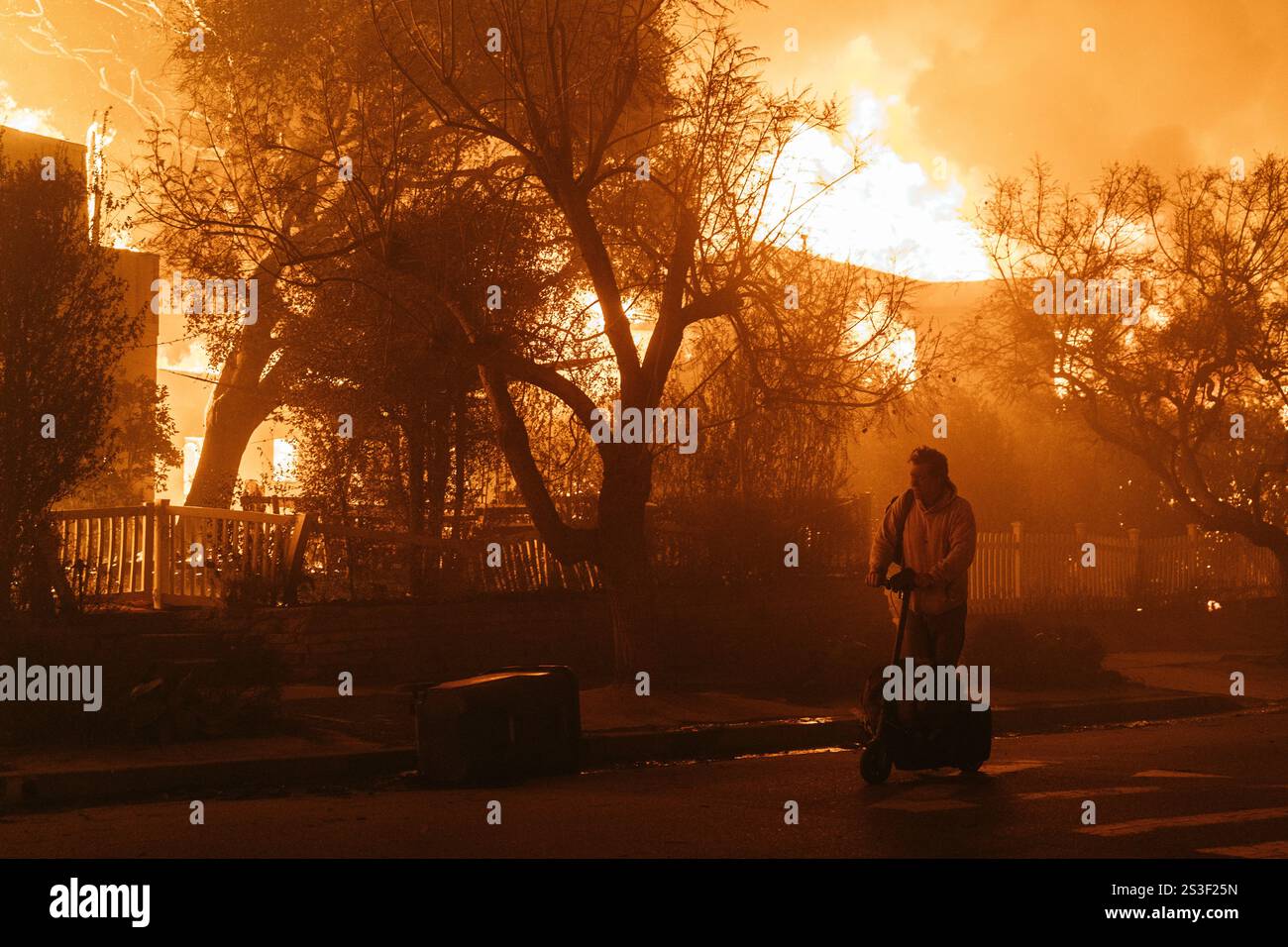 Palisades resident evacuate the area as the Palisades Fire grows to ...