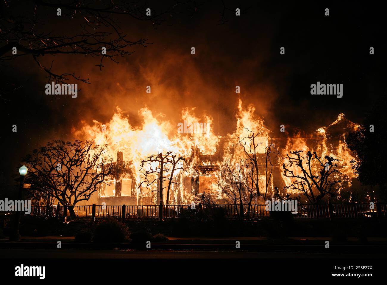 Palisades resident evacuate the area as the Palisades Fire grows to ...