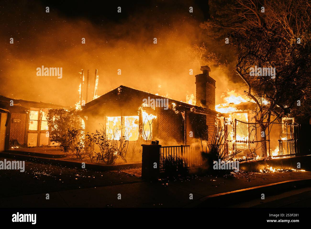 Palisades resident evacuate the area as the Palisades Fire grows to ...