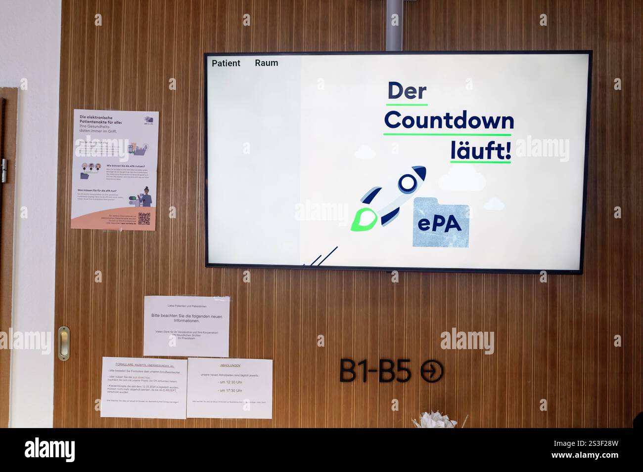 Symbolbild Der Countdown laeuft zur ePA Symbolfoto Bildschirm im Wartezimmer einer ...