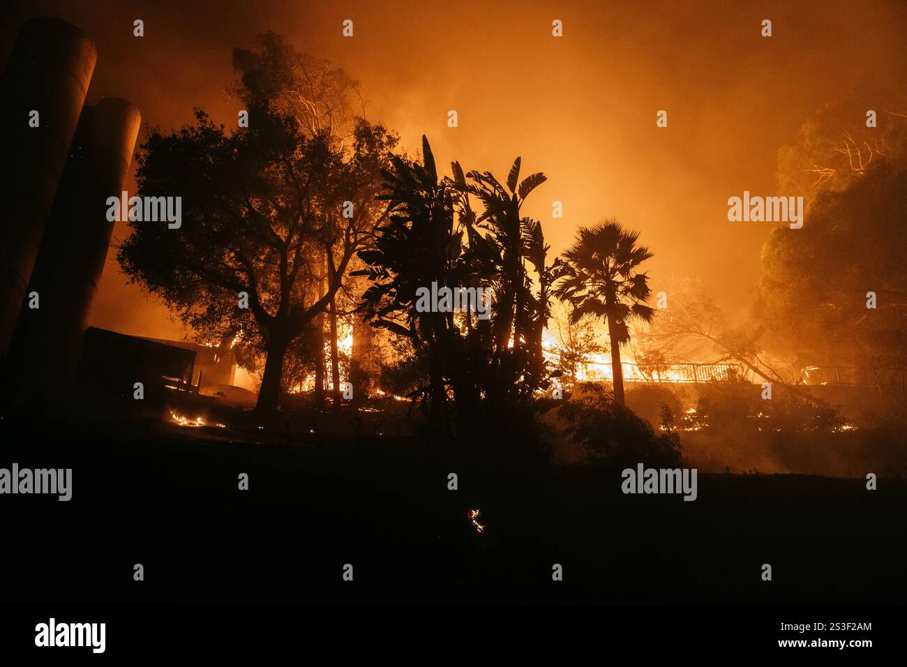 Palisades resident evacuate the area as the Palisades Fire grows to ...