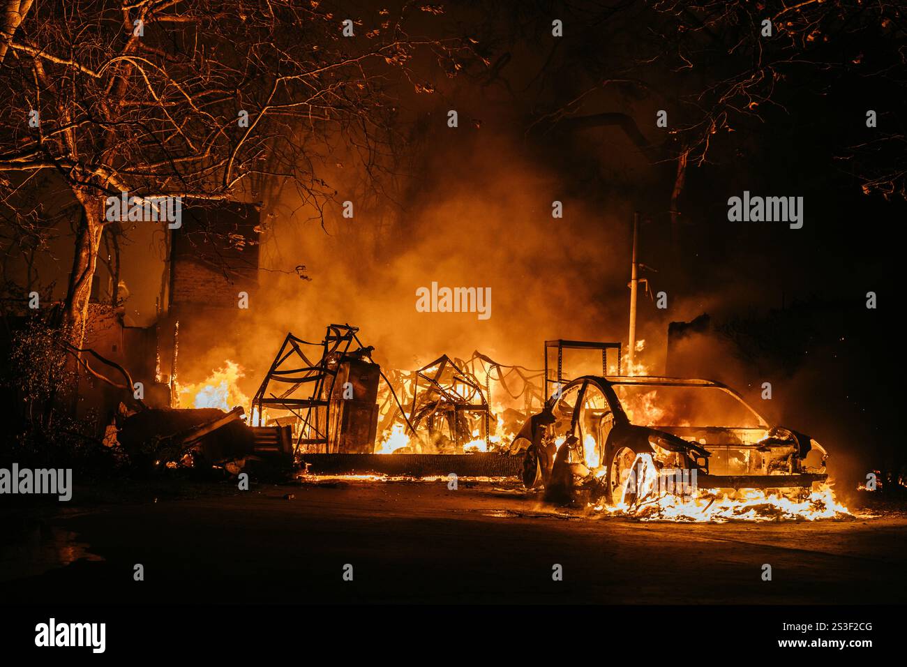 Palisades resident evacuate the area as the Palisades Fire grows to ...