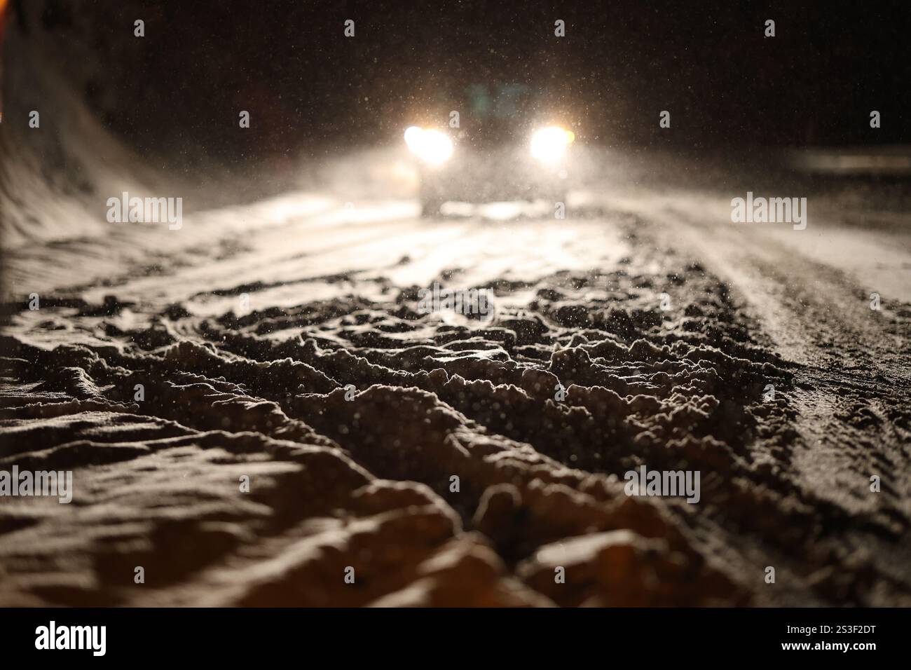 Wendefurt, Germany. 09th Jan, 2025. Vehicles are stuck on the B81 ...