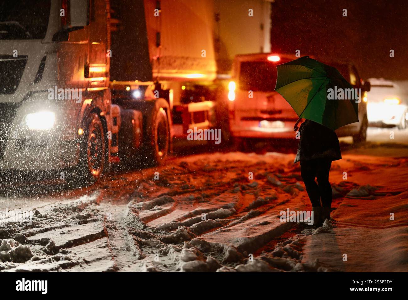 09 January 2025, Saxony-Anhalt, Wendefurt: Vehicles are stuck on the ...