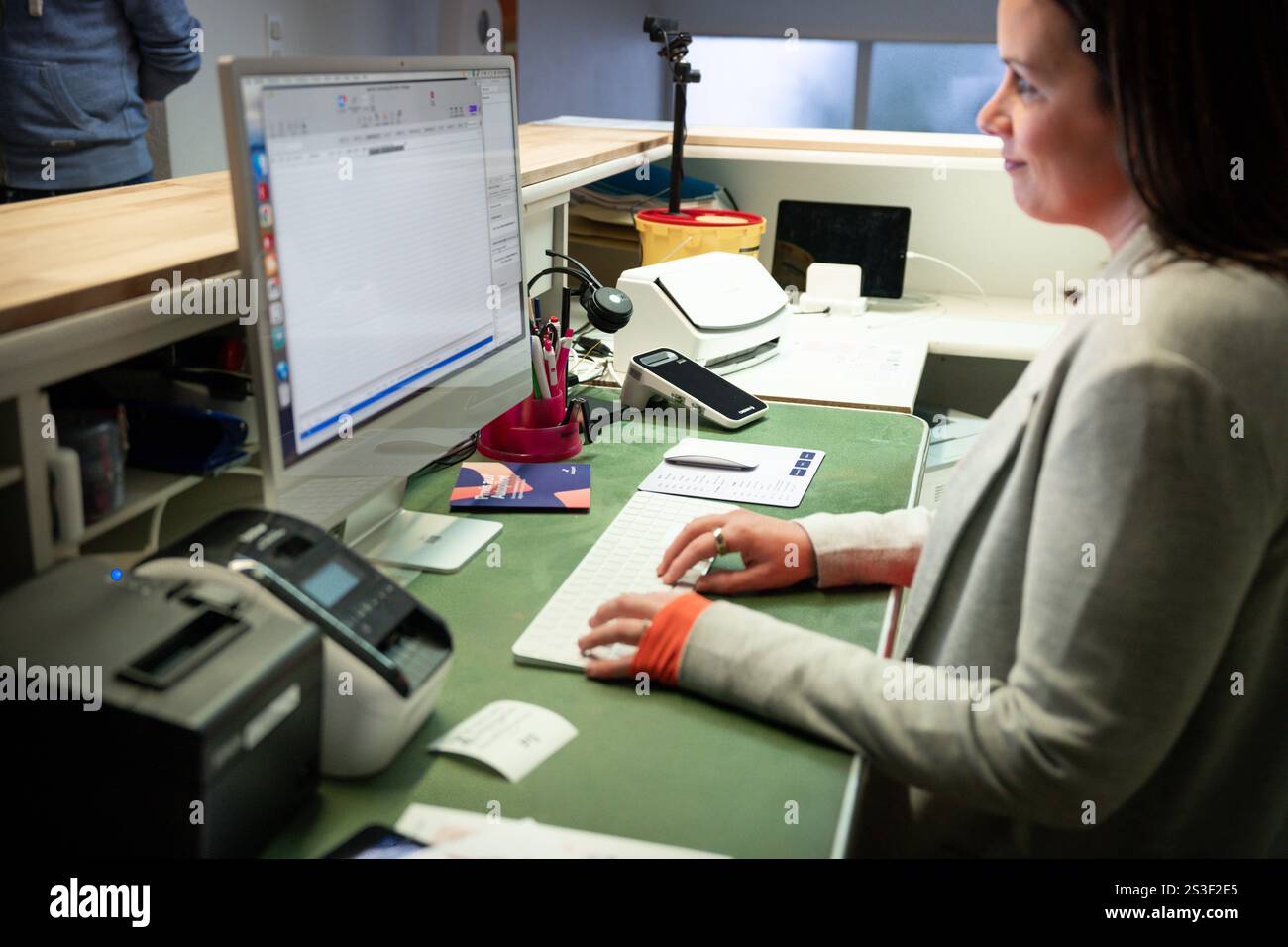 Symbolbild Empfang einer Hausarztpraxis Symbolfoto Empfangstresen und ...